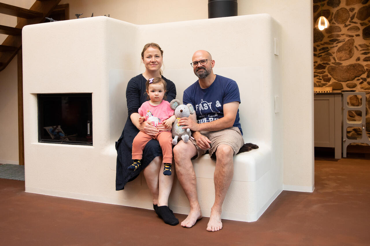 Kolme seinaga maakivist laudast sai Adamsite pere pelgupaik